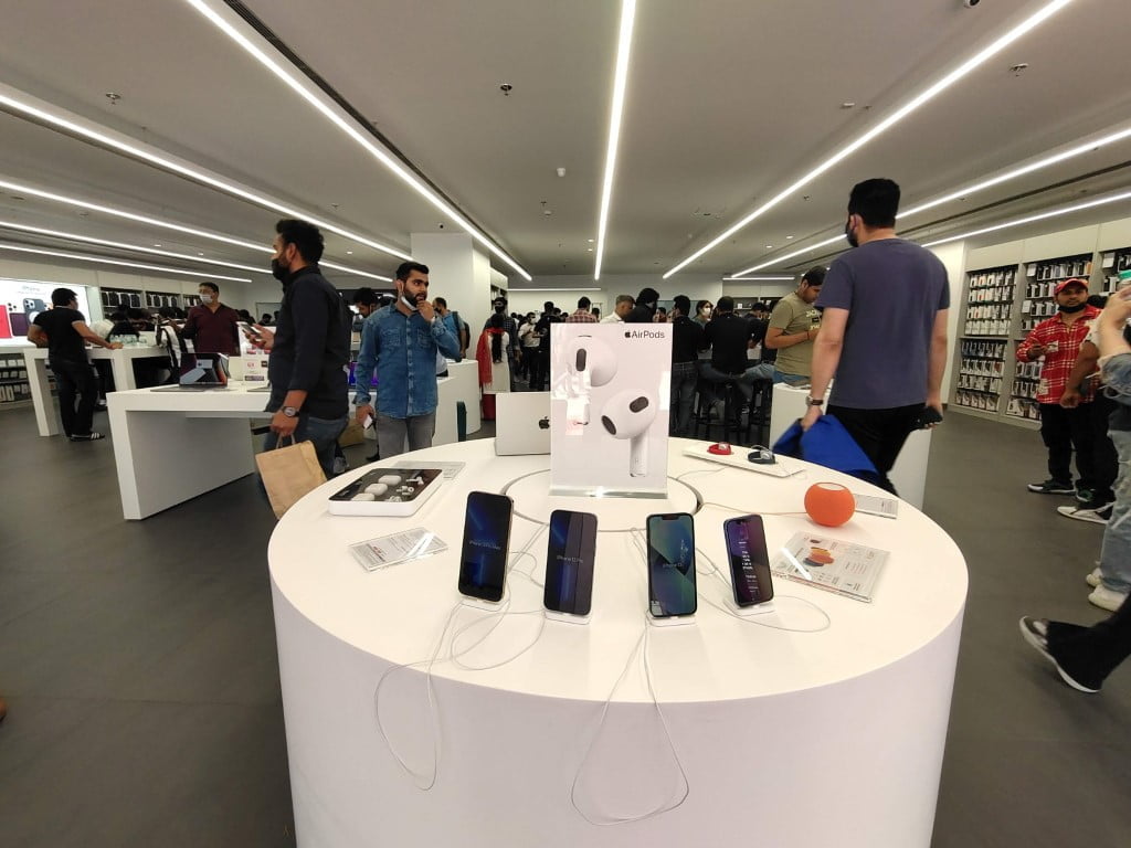 Unicorn Launched Gurugram’s First Apple Flagship Store at Cyber Hub